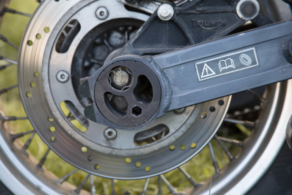 Triumph Tiger 885i / 955i über die Exzenter tieferlegen - Moppedhiker